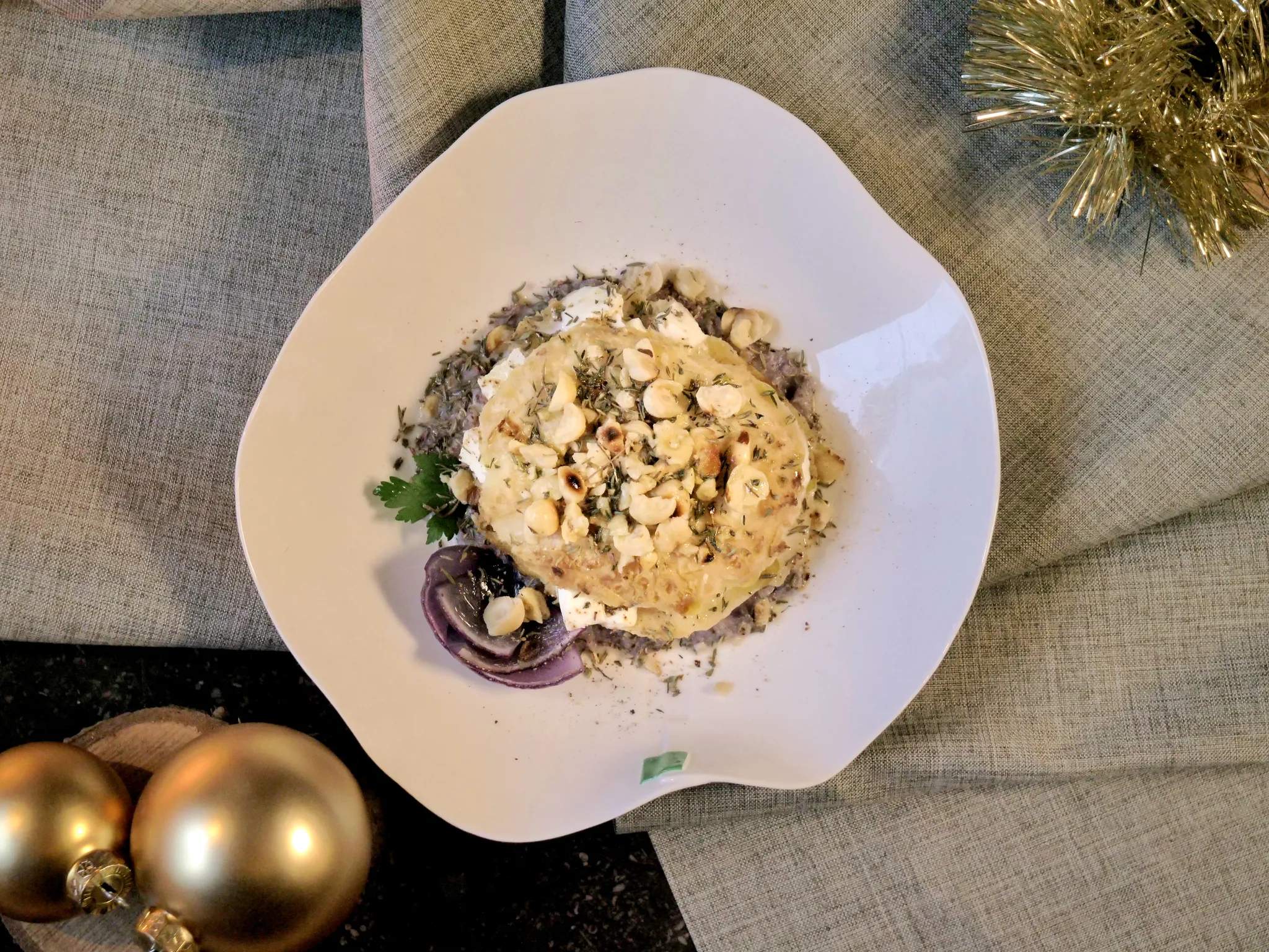 Céleri rave rôti, mozzarella et oignons rouges confits - Les Petits ...